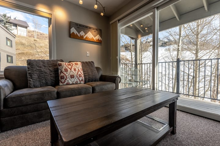 Crested Mountain Condo: Ski-in/ski-out, Hot Tub! - Crested Butte, CO