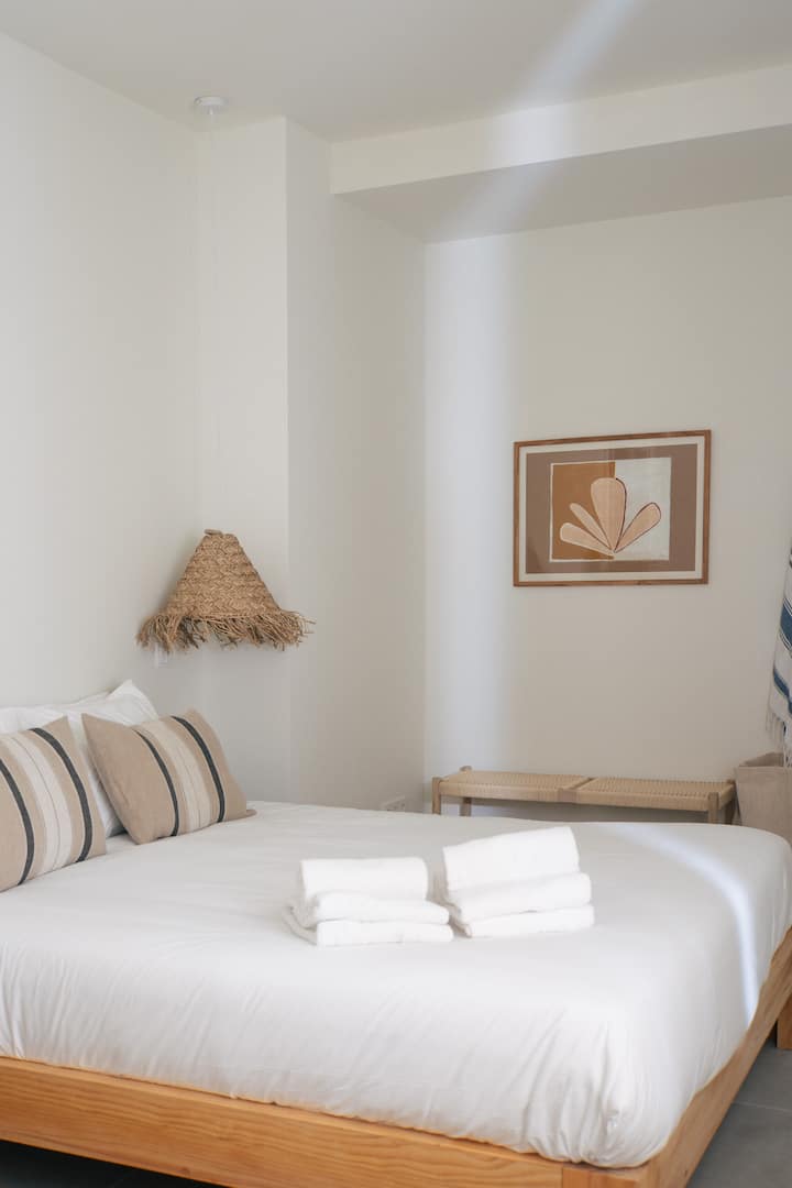 Private Apartment - Queen Bed & Workspace - Sagres
