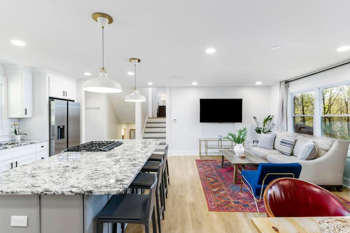 Modern Alpharetta Home –Sleeps 9 - Alpharetta, GA