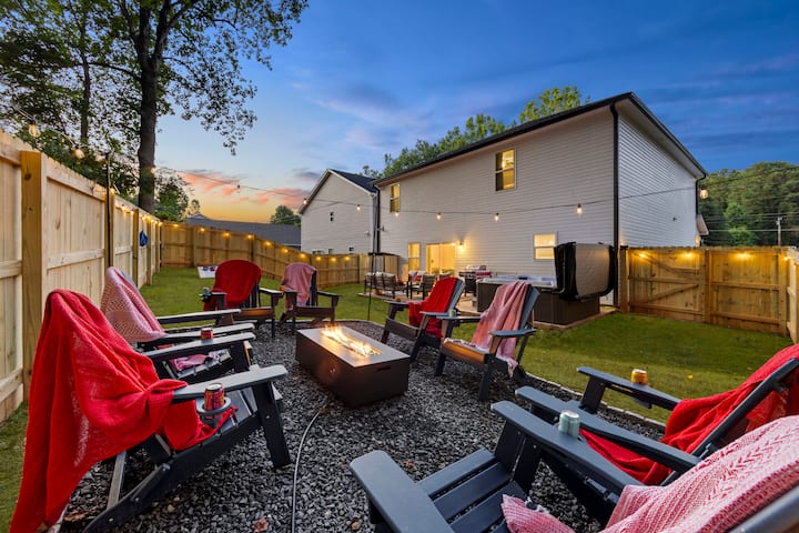 Wow! Home W/ Hot Tub & Game Room - Charlotte, NC