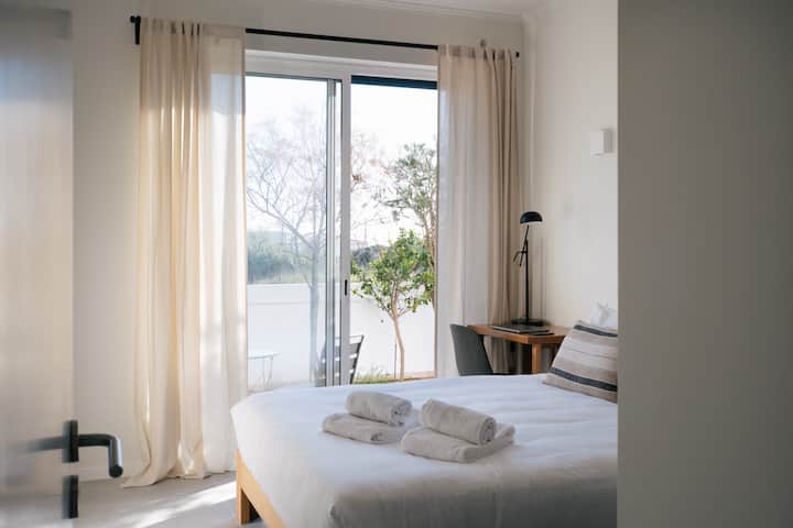Private Queen + Shared Bathroom + Ocean View - Sagres