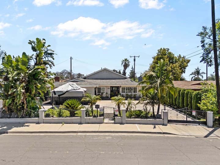 Wonderful Home Near Claremont! W/amazing Backyard! - La Verne, CA