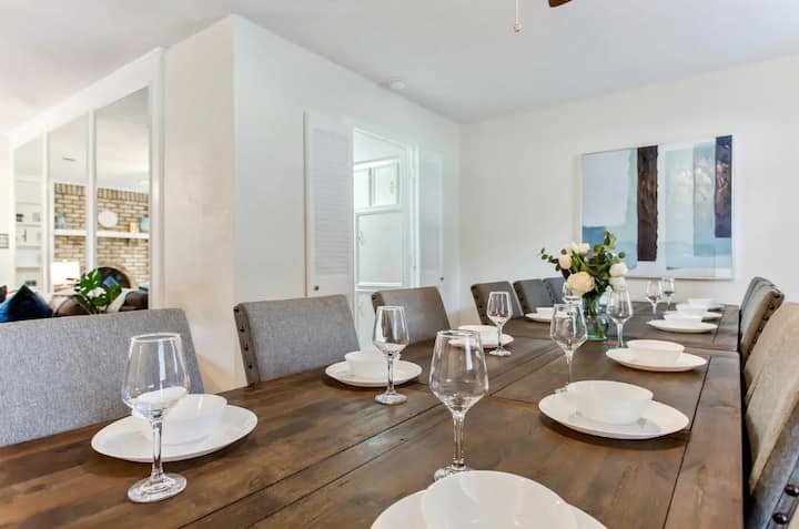 Britain Beauty | Stylish Irving Home - Irving, TX