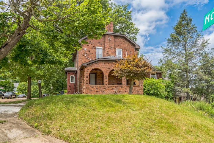 4 Br Pitt Suburbs With Parking - Monroeville, PA