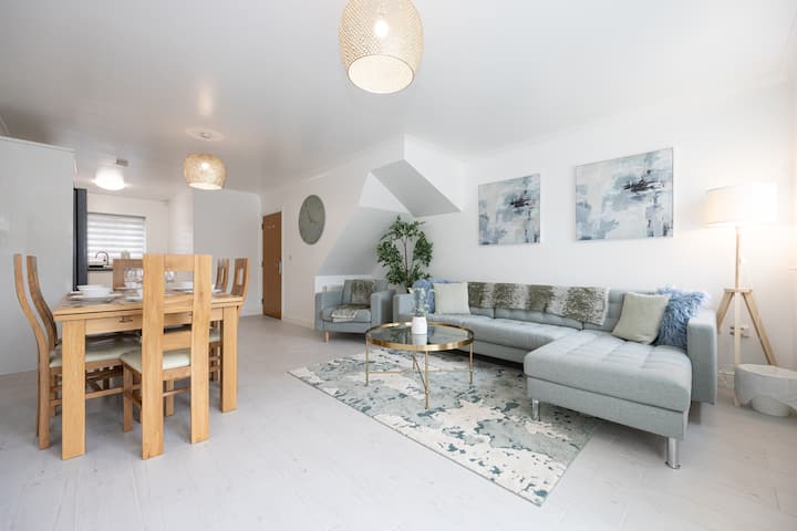 Stylish 3/4 Bed House & Parking - Salford