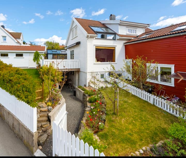 Flott Hybel Nær Universitet, Sentrum Og Vann - Kristiansand