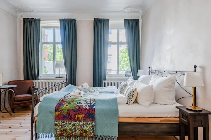 "The Velvet Room" In Prime Location - Berlin