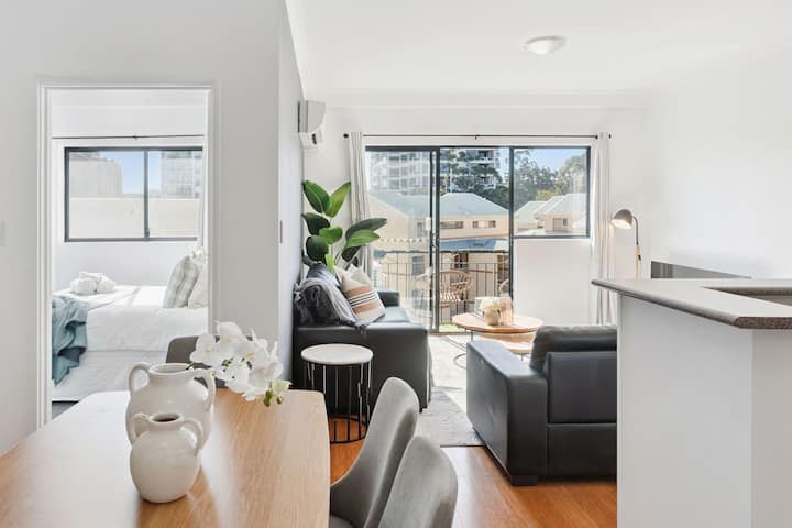 Location | Style | 65" Tv | Pool - Victoria Park