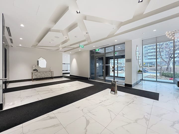 Modern 2br In Yonge & Eglinton - Toronto