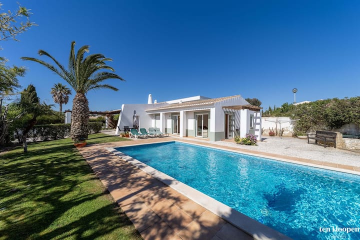 Spacious Villa With Pool And Garden By Sunstays - 盧什