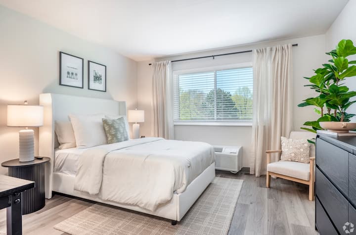 East Madison Studio: Pool, Pets Welcome - Madison, WI