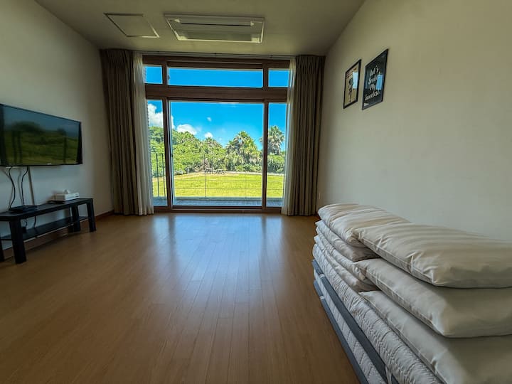 Oceanview Ondol Room Near Jungmun, Family-friendly - 제주특별자치도