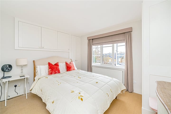 Home In St. Margarets Village - Twickenham