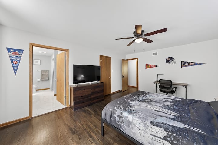 Suite Spot Chicago Themed Room In Shared Home - Barrington, IL