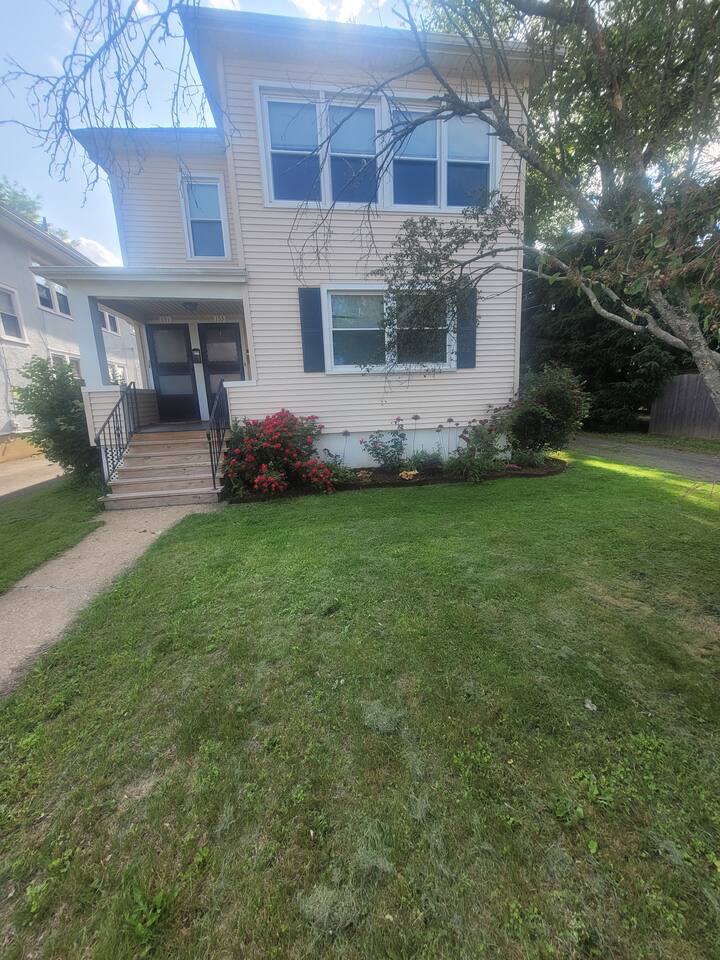 2 Br - West Hartford Center Area - West Hartford, CT