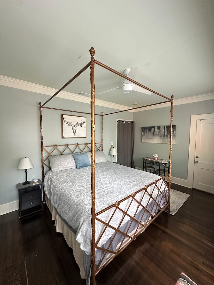 Cozy King Suite - Swu & Square - Georgetown, TX