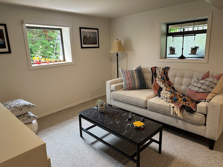 Beautiful Fairfield Suite - Victoria