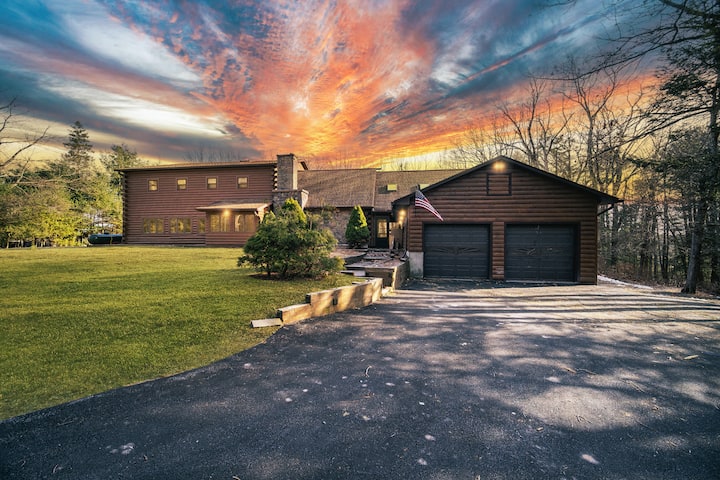Spacious 8br Catskills Cabin W/ Game Room & Deck - Monticello, NY