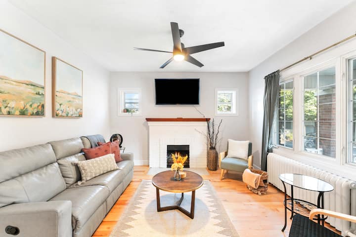 Central Golden Triangle Oasis: Stylish 2+1 Bd - Ottawa