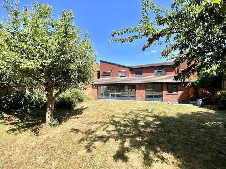 5 Bedrooms House Near Central Milton Keynes - Milton Keynes