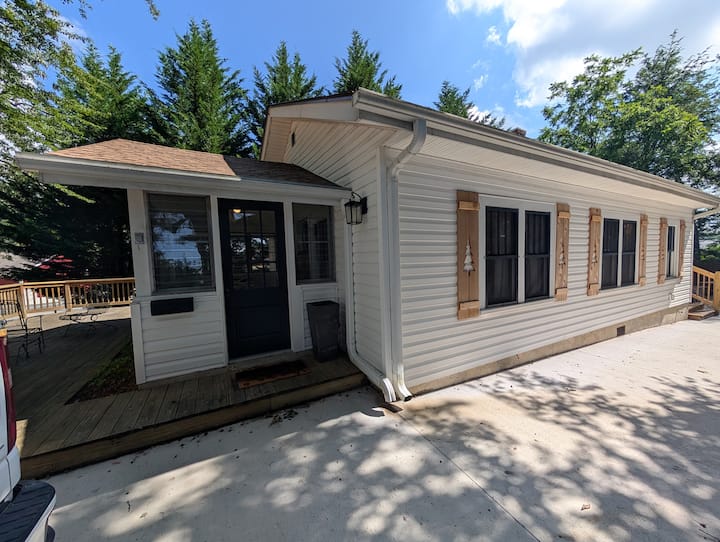Cozy Escape Near Ecusta Trail - Hendersonville, NC