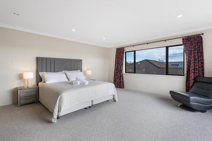 King-bed Room W/ Private Ensuite In Shared Home - Matamata