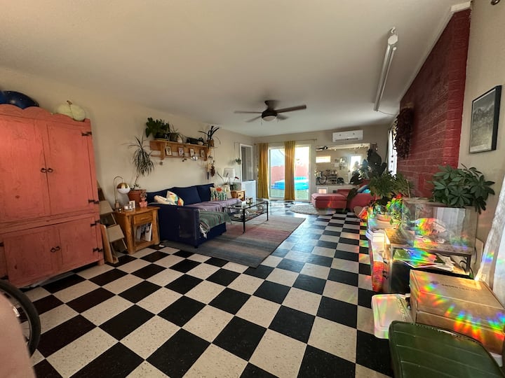 Disco Chicken Ranch 1bd1ba Suite - Albuquerque