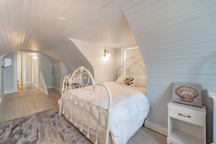 Unique Ocean Room - Chemainus