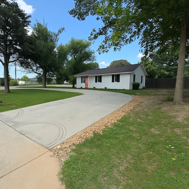 3br Home-near Hospital & Shops - Snellville, GA