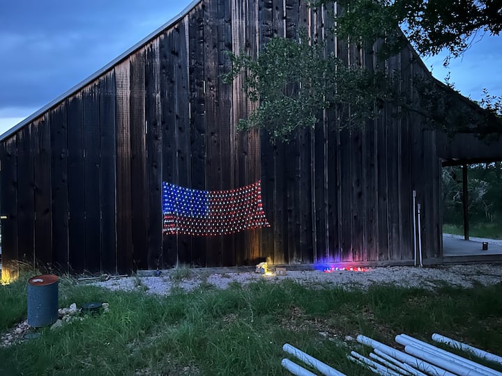 Fall N Luv: Bumblebee Secluded Modern Tiny Home! - Canyon Lake, TX