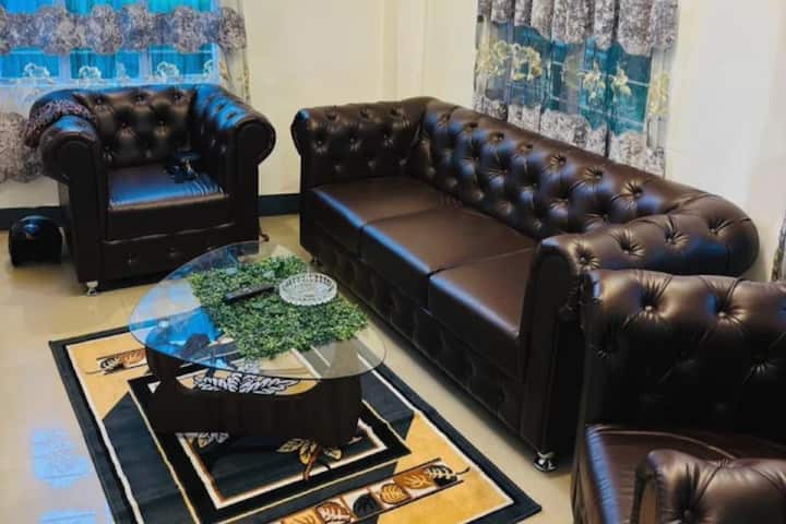 Cleve's Den | 3bhk Condo - 실롱