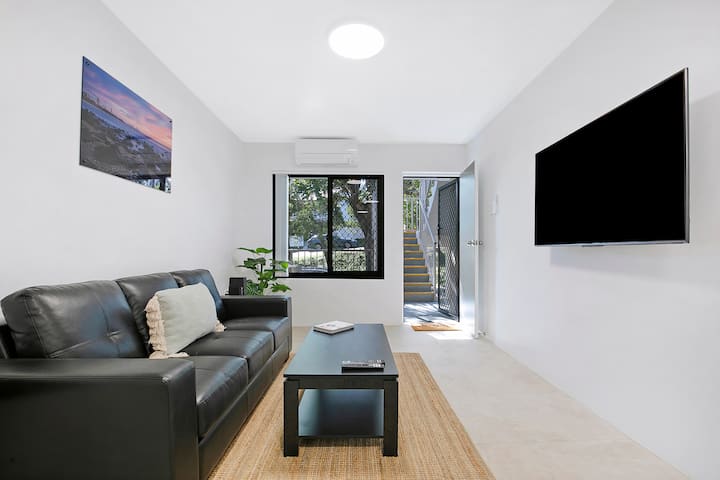 Leafy Hideout—quiet Comfort Near Riverfront & Cbd - Brisbane