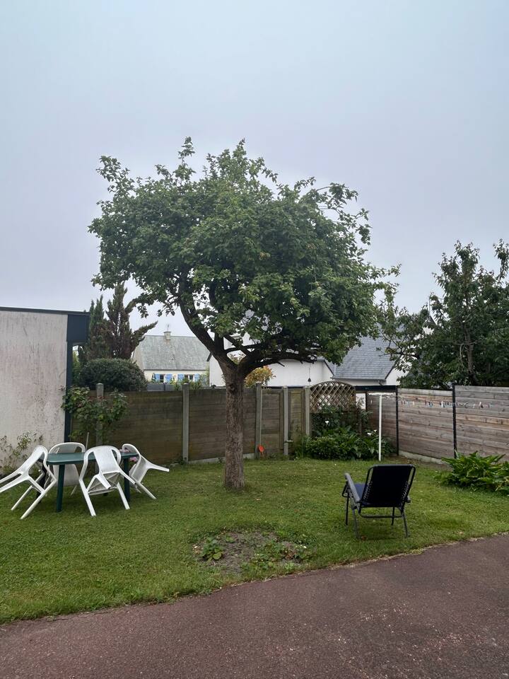 Deux Pièces Sur Jardin Privatif. - Granville