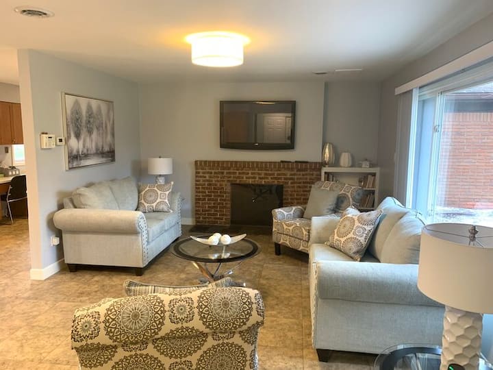 Comfortable 4 Bedroom House In Troy - Rochester Hills, MI