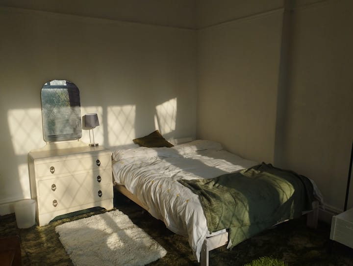 Sunny Room In Family Home - Manchester