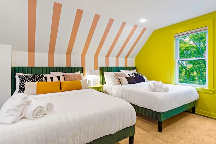 Spacious | Ev Charger | Game Room | Parking - Seattle, WA