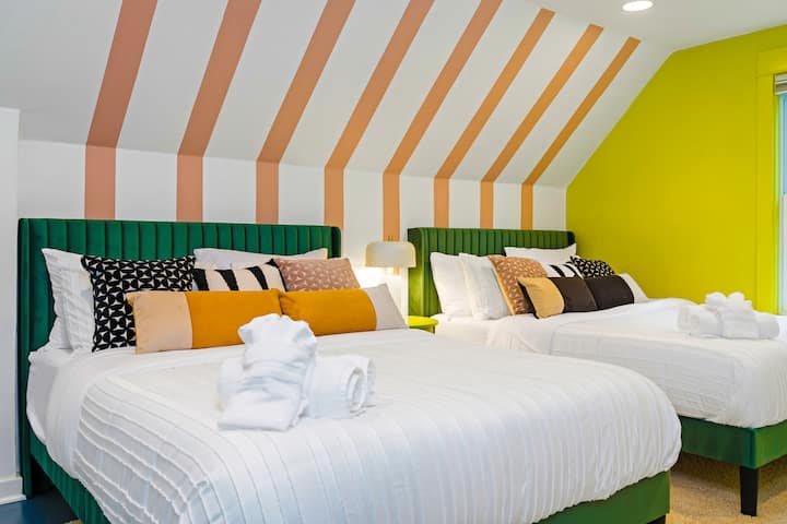 Central Location | Game Room | Parking - Seattle, WA