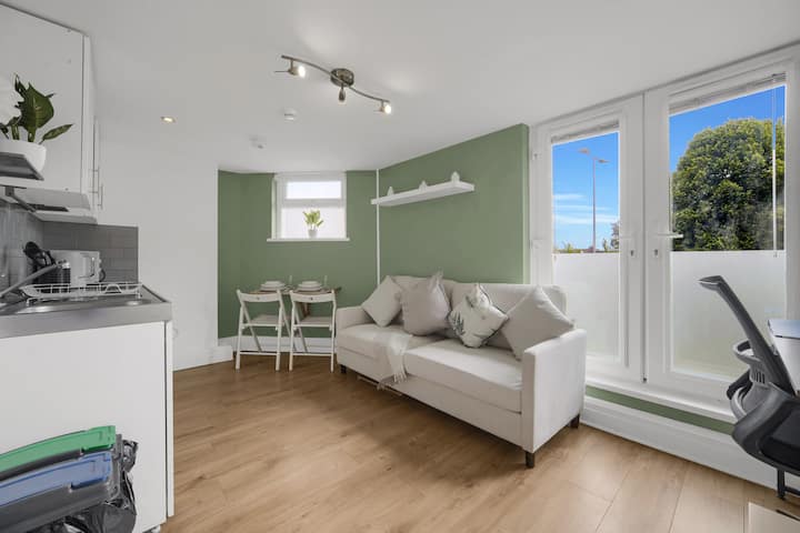 City Centre Gem | Stylish 1 Br | Free Wi-fi - Cardiff