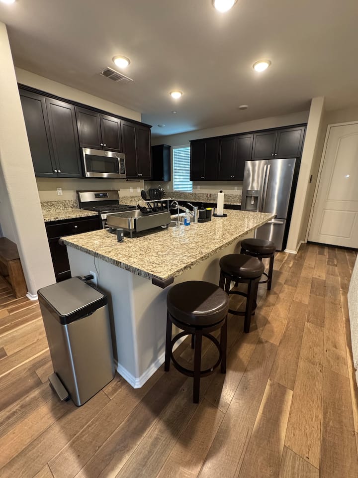 Stylish 3 Br 3 Bth W/ Fireplace - Banning, CA