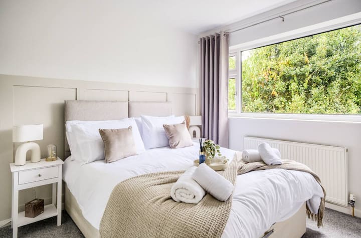 Fawn House | Solihull | Parking & Wifi - Solihull