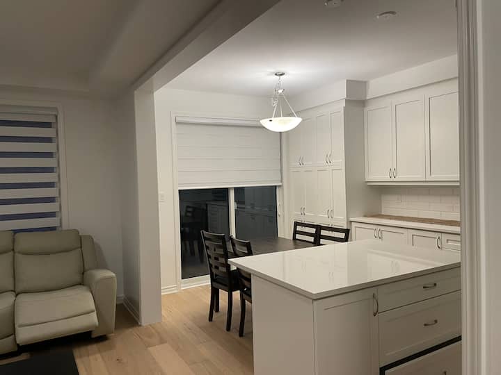 New Family Home In Oakville - Oakville