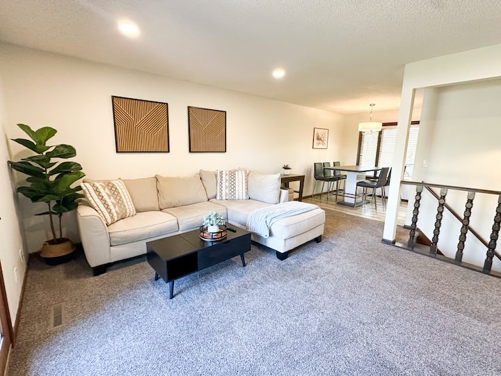 The Mid-century Cozy Escape 4 Bedroom 2 Bath Home - リンカーン, NE