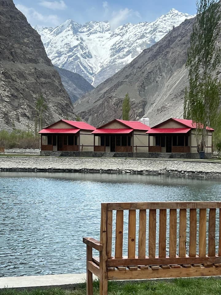 Lake Side Hut With Glacier Views - Pakistán