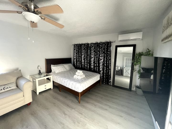 Central 2br In La+ Free Parking #C | Arts District - Florence Avenue – Los Angeles
