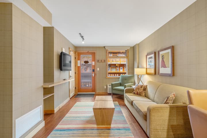 Executive Mountain Retreat | 1br | Heated Pool - Banff