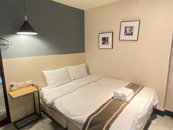 【有窗】Simple Double Room｜walk To Ximen Station 311 - Taïwan