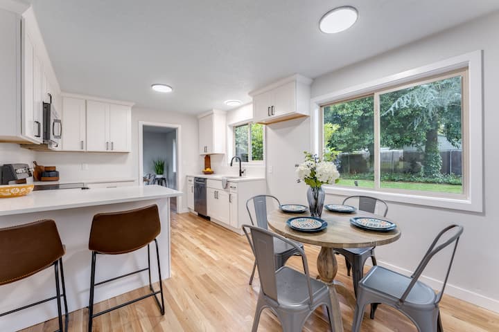 Charming West Salem Extended Stays - Salem, OR