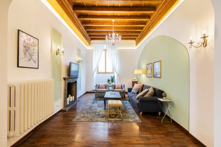 Historic 4-br Palace Santa Croce - Florence