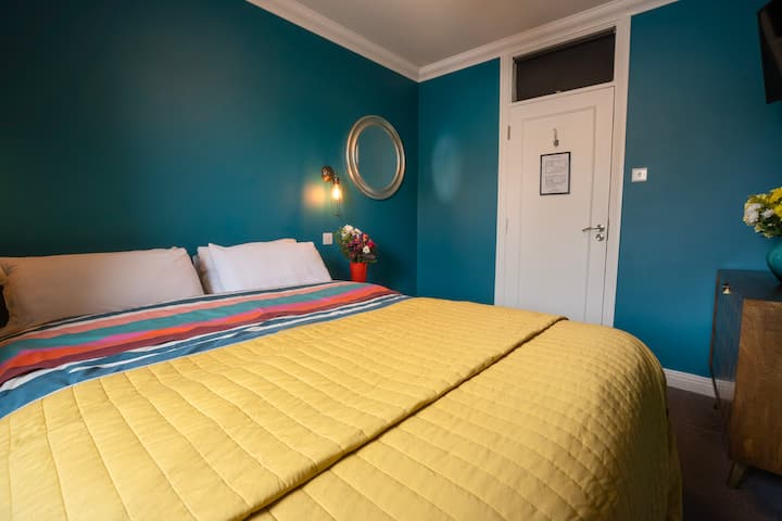 Boutique Townhouse Double Room At Billy Byrnes - Kilkenny