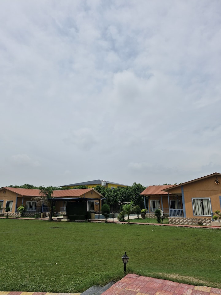 Spacious 4 Bhk Farmstay With Private Pool - Faridabad